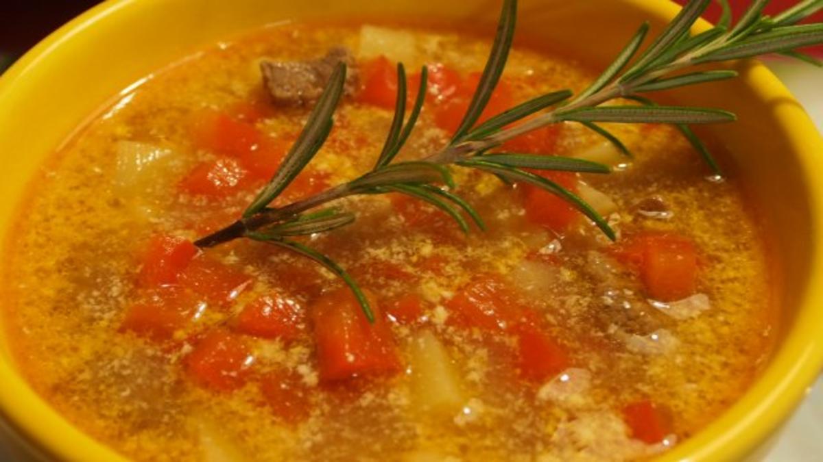 Gulaschsuppe mit Rindergulasch und Zwiebeln - Rezept mit Bild - kochbar.de