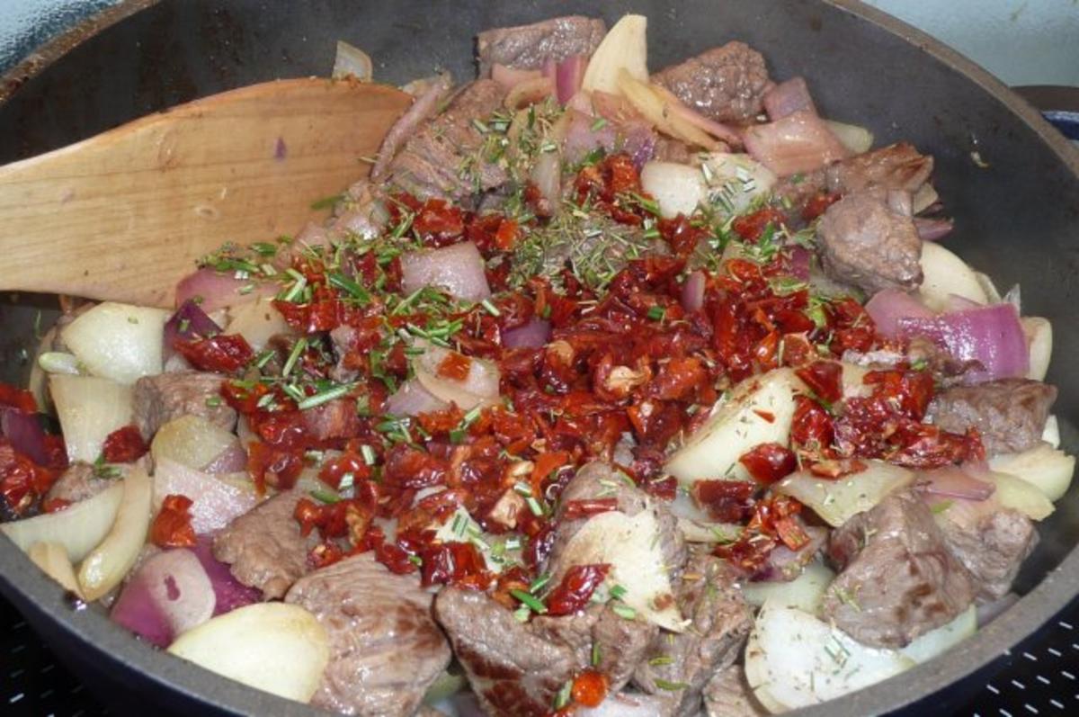 Rindergulasch mit Rindergulasch und Zwiebeln weiß - Rezept mit Bild ...
