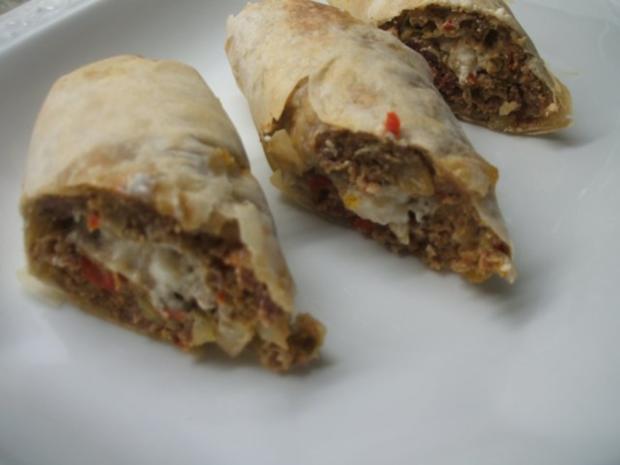 Pikantes Backen: Hackfleischstrudel mit Filoteig - Rezept - kochbar.de