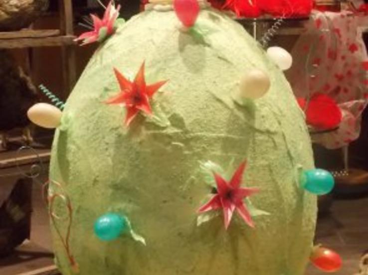 Ein Stolzer Gockel zum Osterfest auf einem riesen großen Zuckerei ...