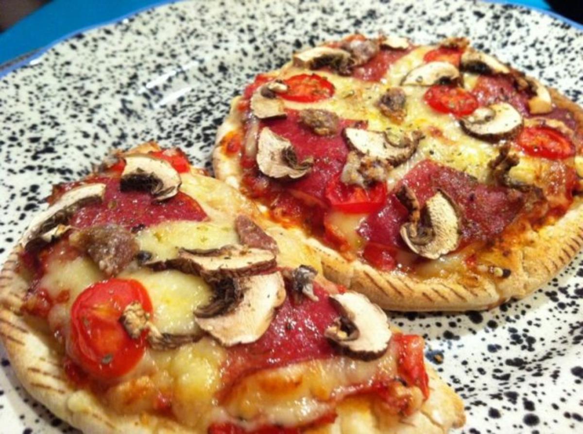 Mini-Pizzen - schnell belegt - Rezept mit Bild - kochbar.de