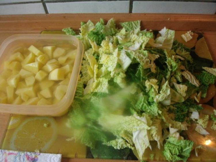 Hausmannskost Wirsingkohlsuppe mit Knacker - einfach - 239 kcal/100g