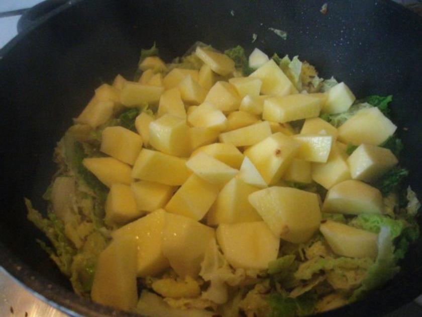 Hausmannskost Wirsingkohlsuppe mit Knacker - einfach - 239 kcal/100g
