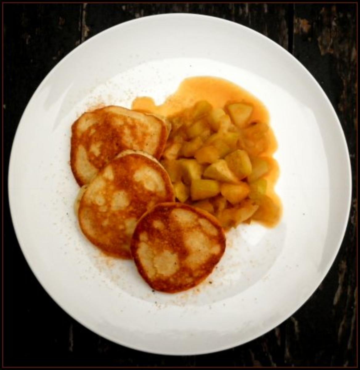 Hefeplinsen mit Apfelkompott - Rezept mit Bild - kochbar.de