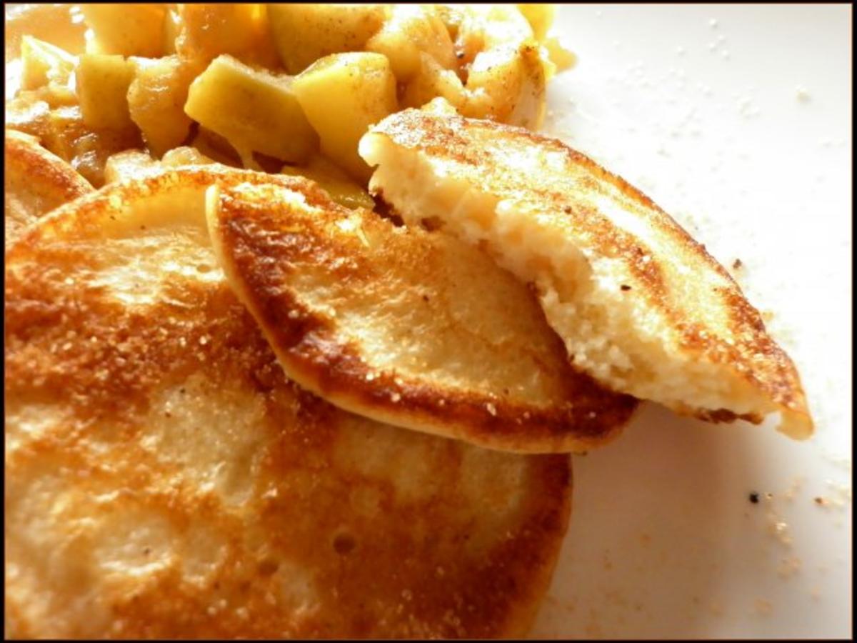 Hefeplinsen mit Apfelkompott - schnell & einfach - von schwarzmond