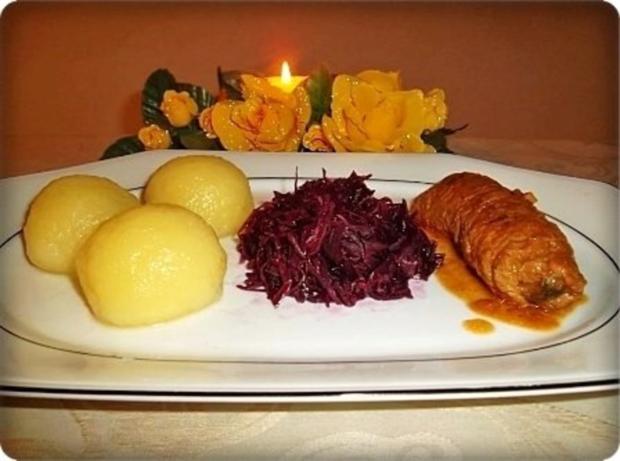 Schmackhafte Rinderrouladen mit Rotkohl und Klößen - Rezept - kochbar.de