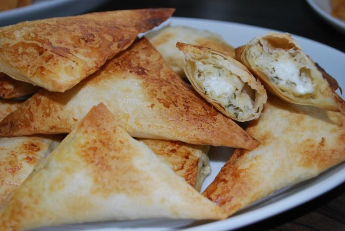 Tiropitákia - Griechische Käsedreiecke - Rezept - kochbar.de