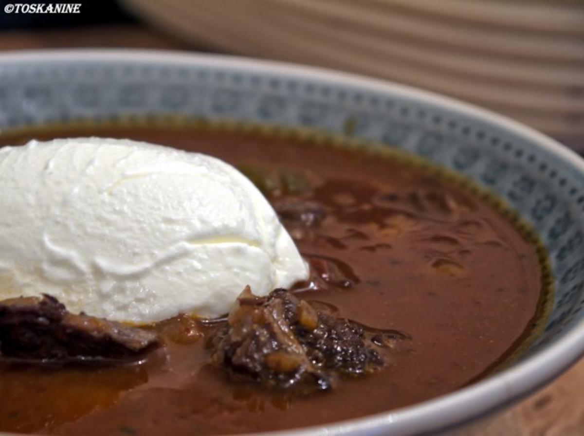 Gulaschsuppe mit Gulaschsuppe und Rindergulasch - Rezept mit Bild ...