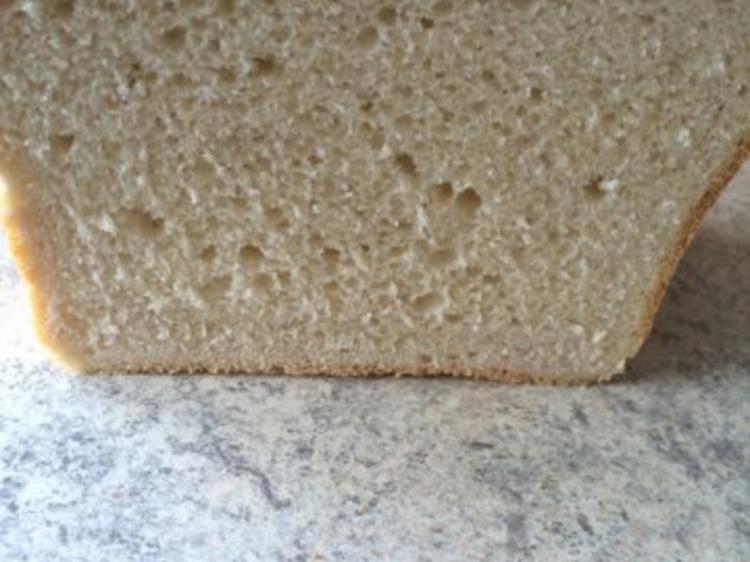 Weissbrot mit Mehl und Hefe frisch - Rezept mit Bild