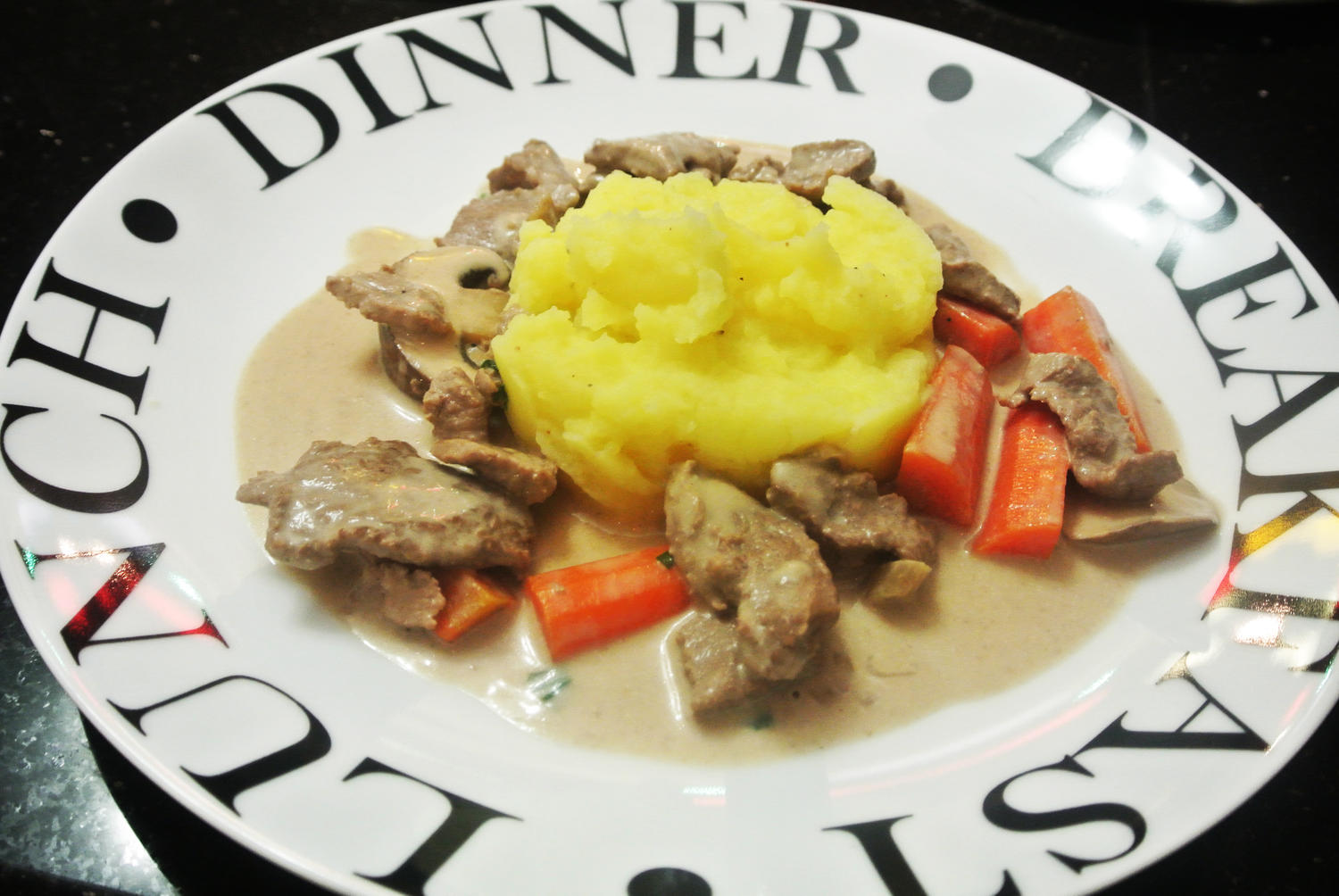 Kalbfleisch Karotten Pfanne mit Kartoffelstock - Rezept - kochbar.de