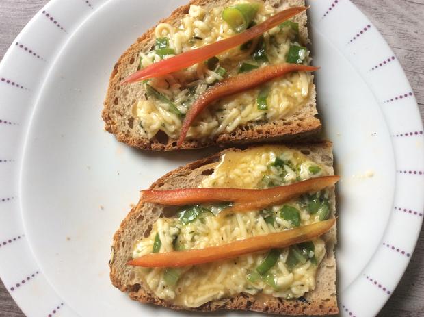 Brot mit Ei und Käse überbacken und ein gemischter Salat - Rezept ...