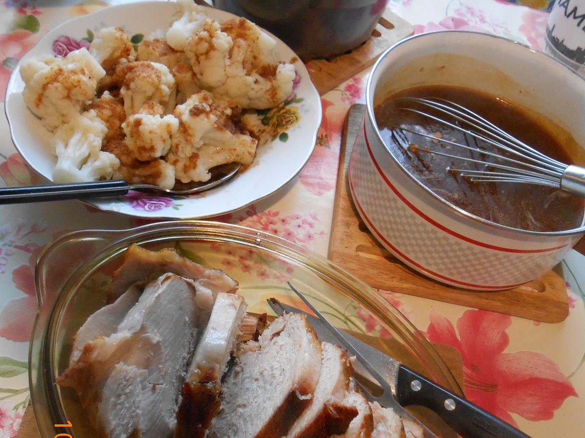 Schweinebraten mit Blumenkohl und Salzkartoffeln oder Klöße und Rotkohl ...