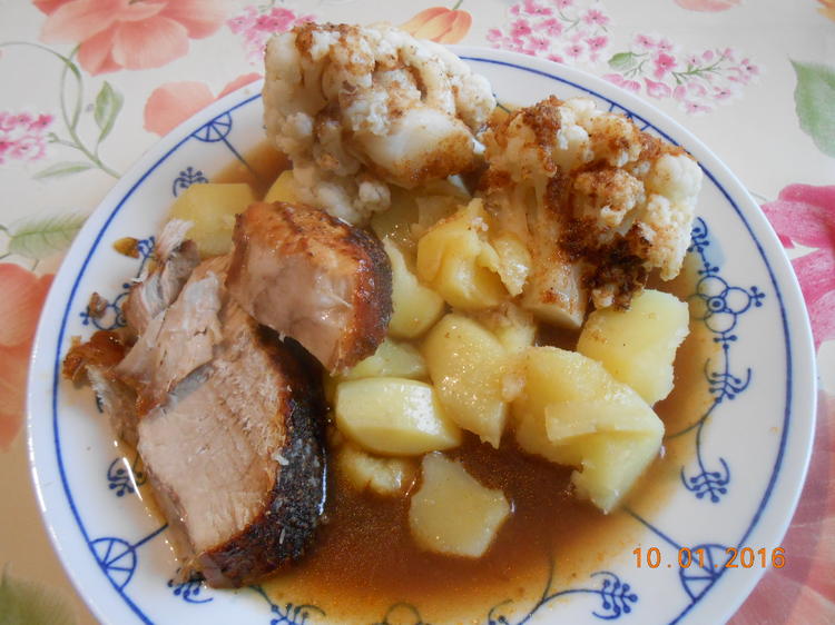 Schweinebraten mit Blumenkohl und Salzkartoffeln oder Klöße und Rotkohl ...