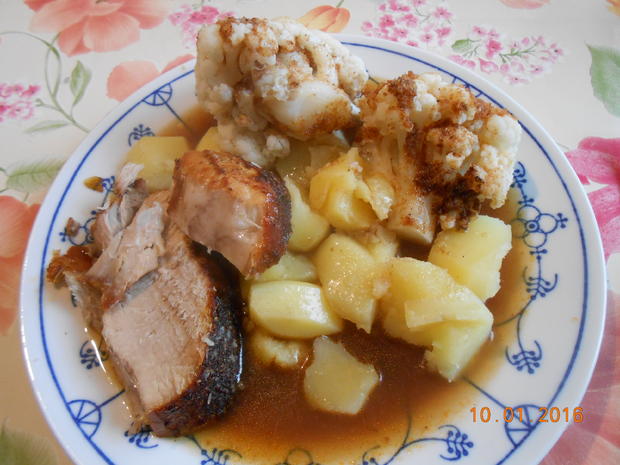 Schweinebraten mit Blumenkohl und Salzkartoffeln oder Klöße und Rotkohl ...