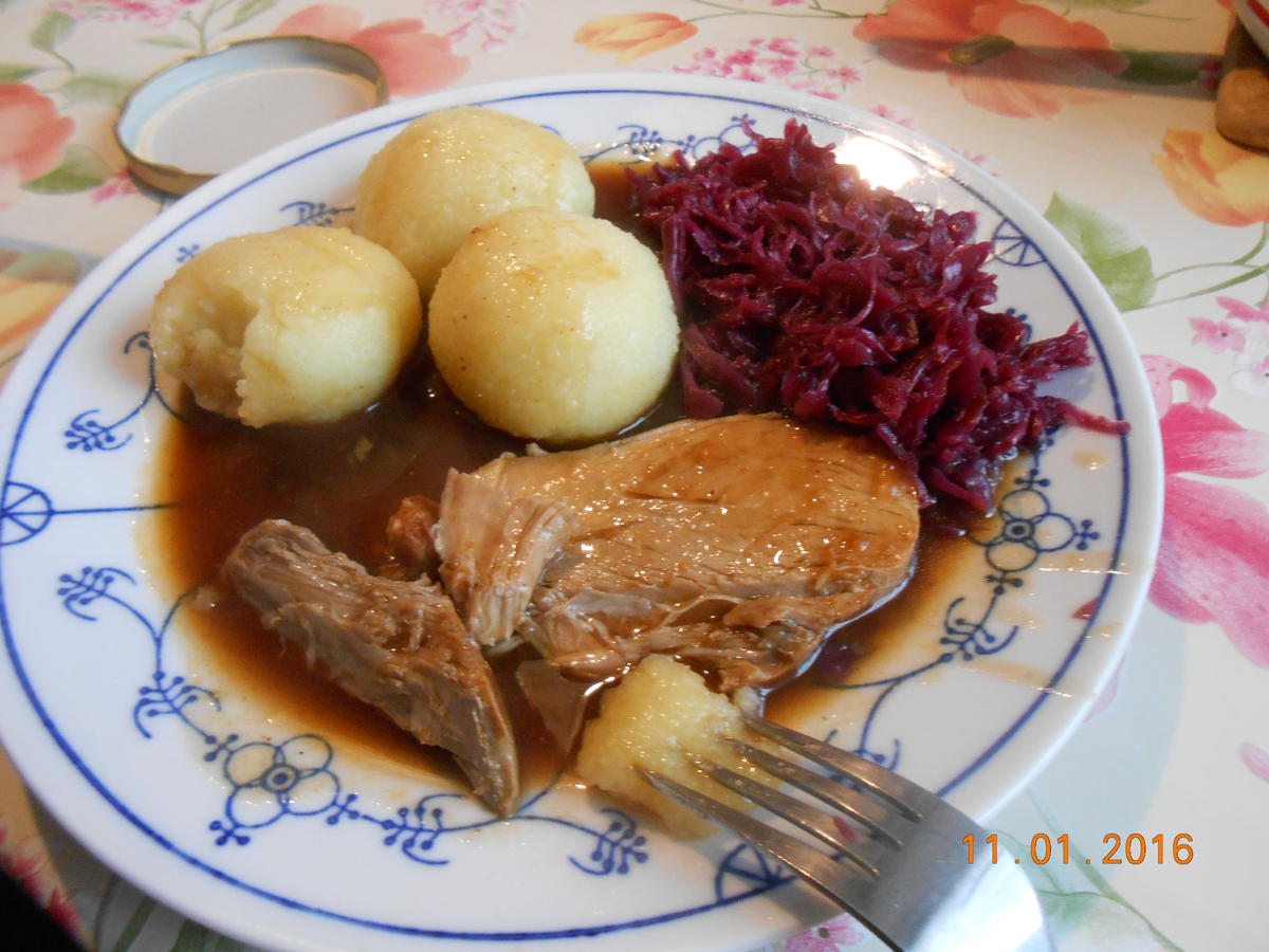 Schweinebraten mit Blumenkohl und Salzkartoffeln oder Klöße und Rotkohl ...