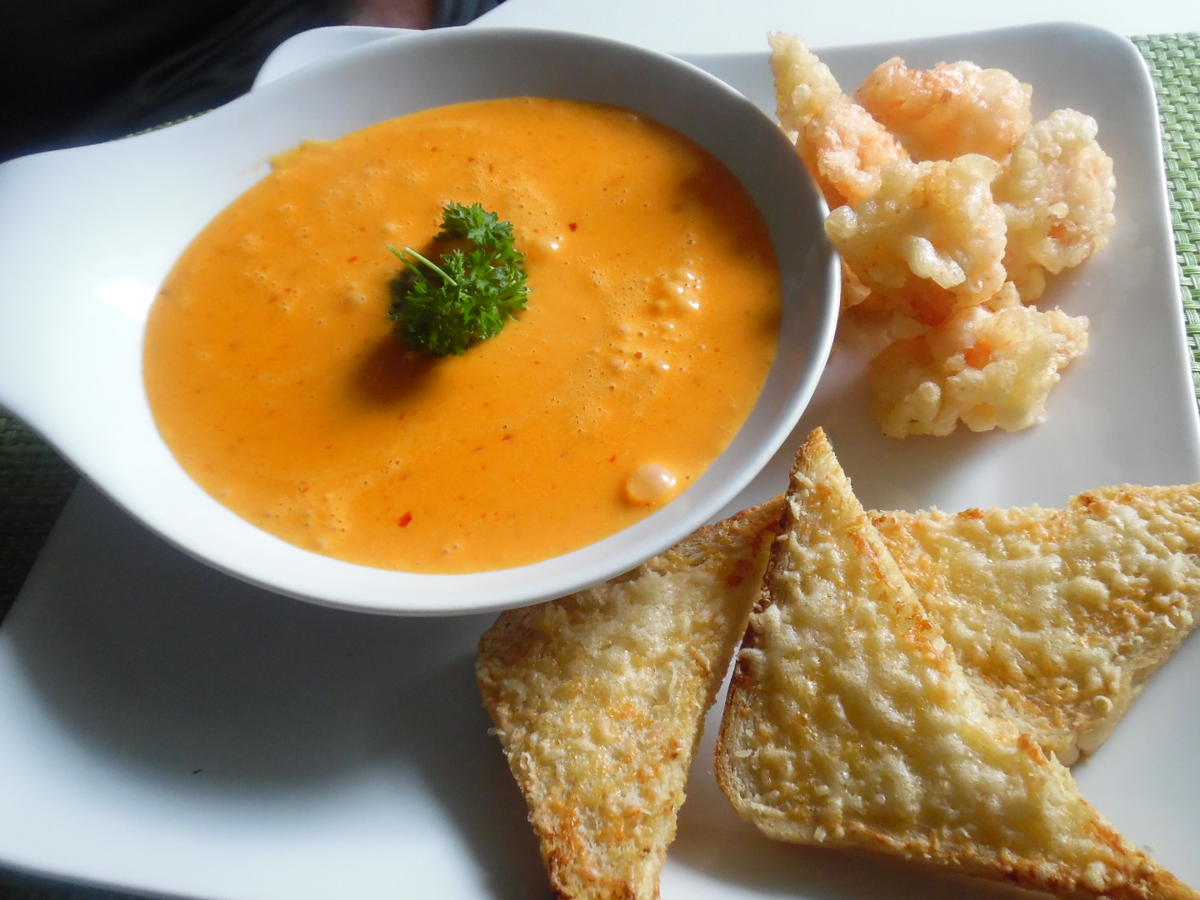 Riesling Hummersuppe mit Tempura Garnelen und Parmesan Toast - einfach ...