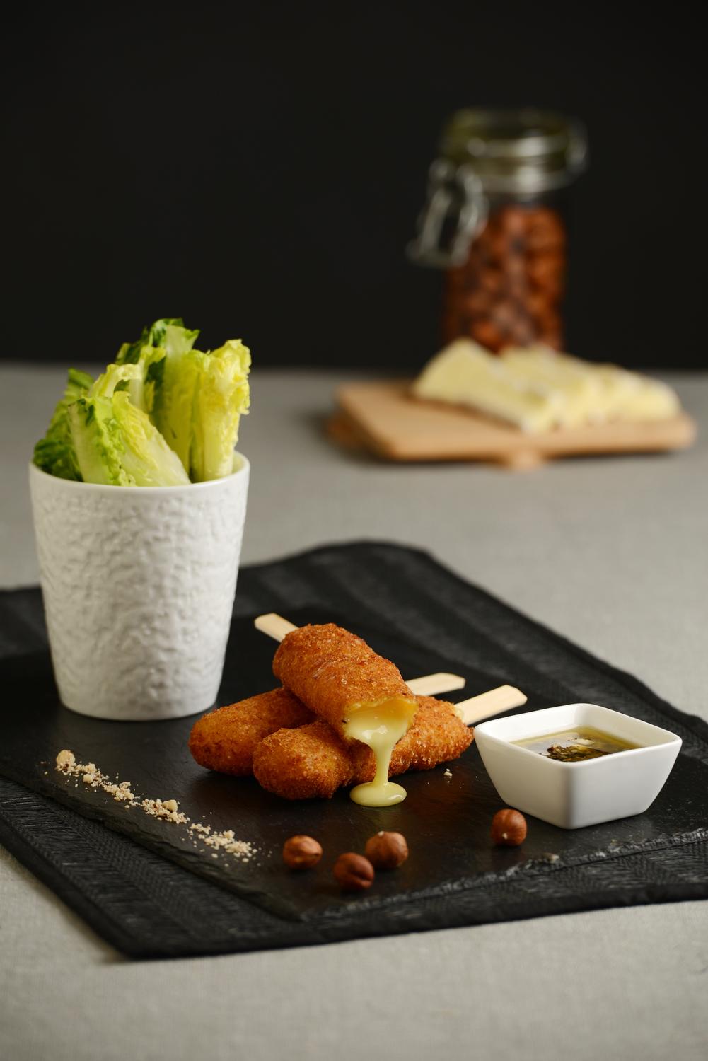 Kroketten mit Brie und Kartoffelflocken, gewürzt mit Garrigue-Honig ...