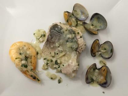 Seehechtfilet mit Meeresfrüchten in einer Petersiliensoße - von Das ...