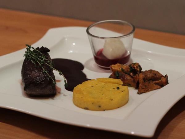 Hirsch | Pfifferlinge | Maisgrieß | Schokolade - Rezept - kochbar.de