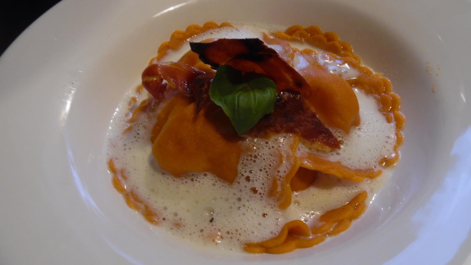 Jumbo-Ravioli \"Caprese\" mit Parmesan-Schaum und Serano-Chips - Rezept ...