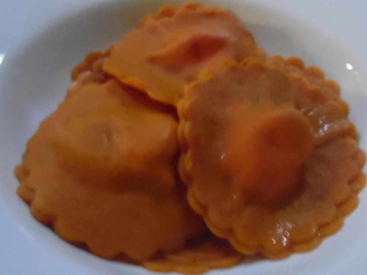 Jumbo Ravioli Caprese mit Parmesan Schaum und Serano Chips - einfach ...