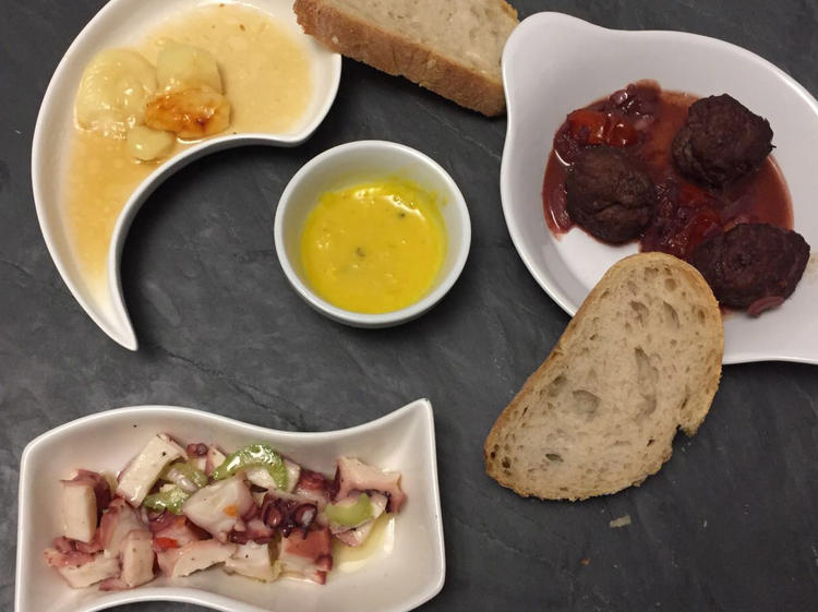 Tapas Mixtas: Pulpo Salat, Hackfleischbällchen, Manchego Käse in Honig und Aioli - einfach - von ...