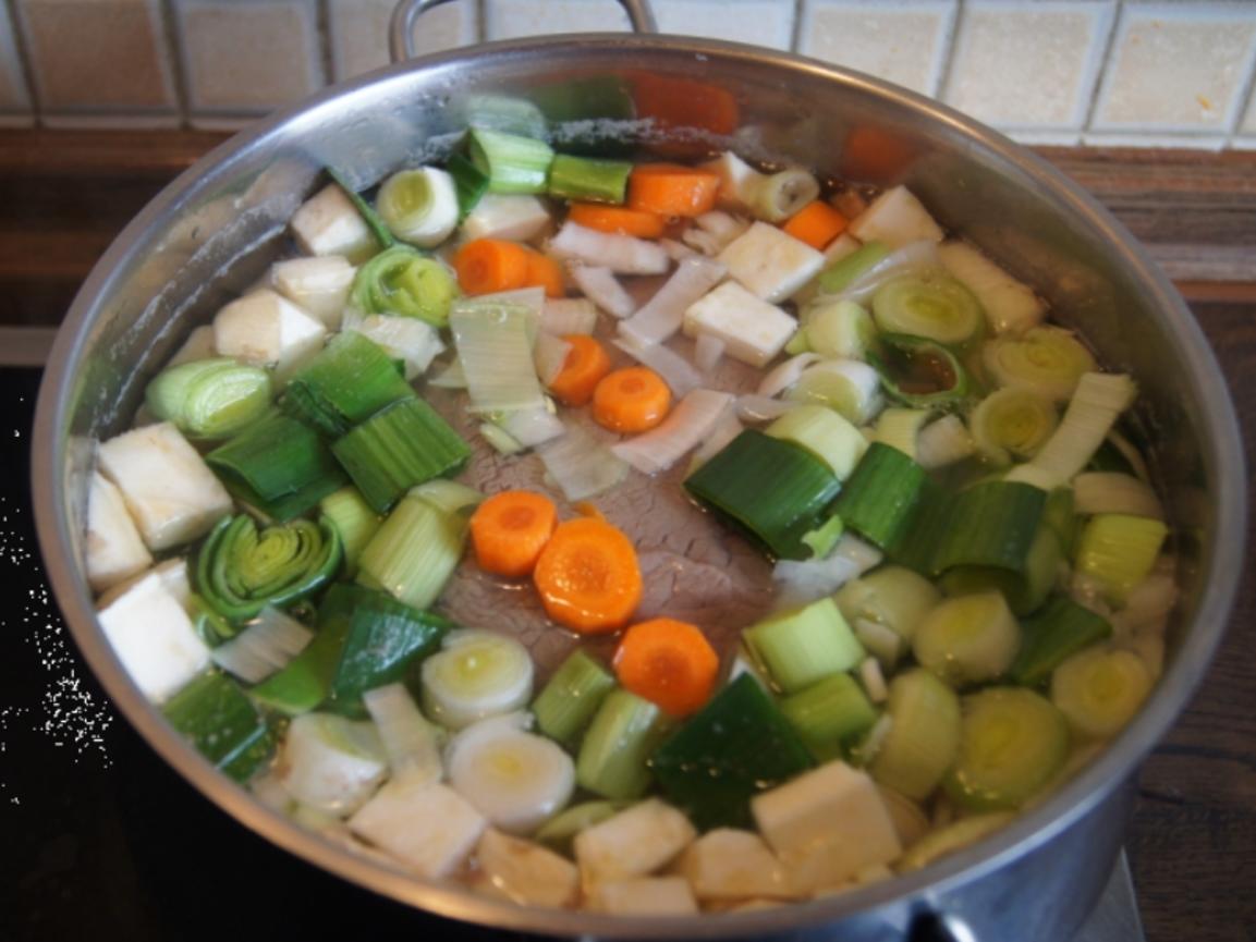 Falsches Rinderfilet gekocht mit Semmelknödel und Gemüsesauce - einfach ...