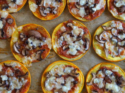 Kleine runde Zucchini Pizzen vegetarisch - schnell & einfach - von Sri_Devi