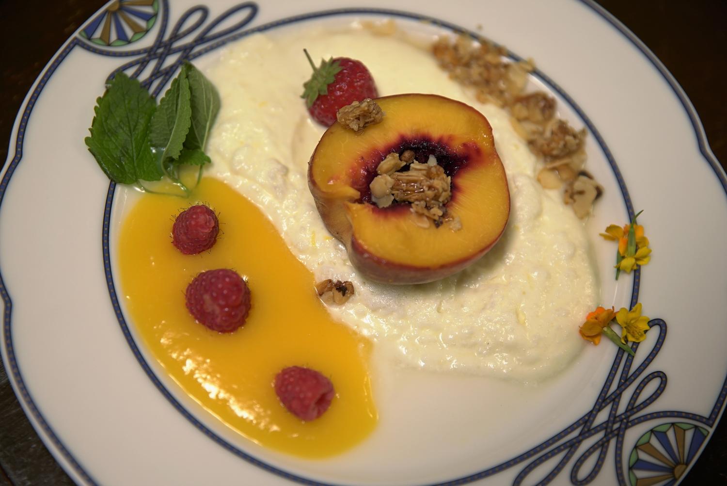 Zitronen-Posset, gegrillte Pfirsiche, Mango-Püree und Mandelkrokant ...