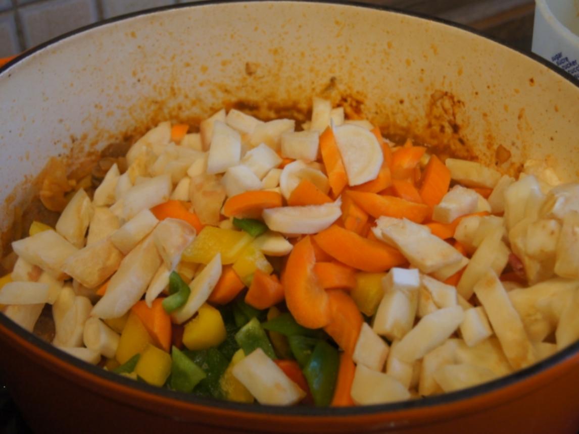 Rindergulasch Suppe mit Gemüsemix, Brokkoli und Kartoffeln - einfach ...