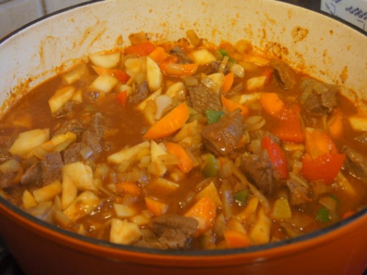 Rindergulasch Suppe mit Gemüsemix, Brokkoli und Kartoffeln - einfach ...