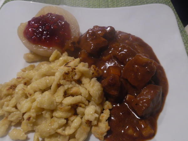Wildschwein-Gulasch mit Preiselbeer-Birne und Spätzle - Rezept - kochbar.de