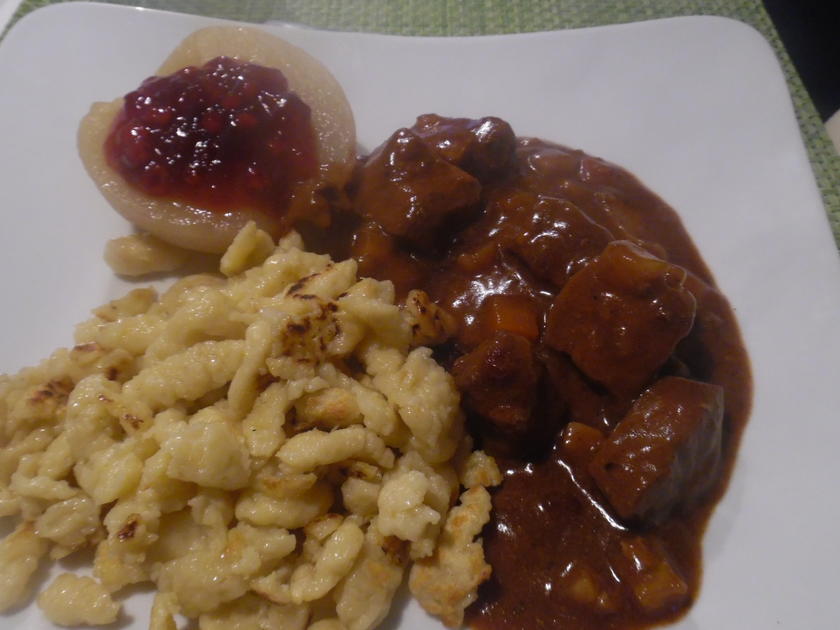 Wildschwein-Gulasch mit Preiselbeer-Birne und Spätzle - Rezept - kochbar.de