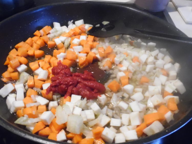 Wildschwein Gulasch mit Preiselbeer Birne und Spätzle - einfach - von ...