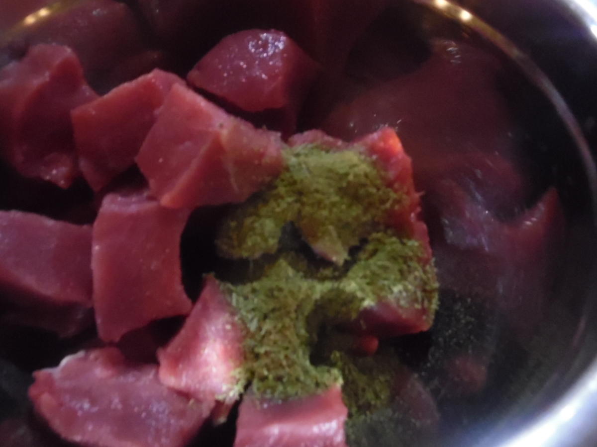 Wildschwein Gulasch mit Preiselbeer Birne und Spätzle - einfach - von ...