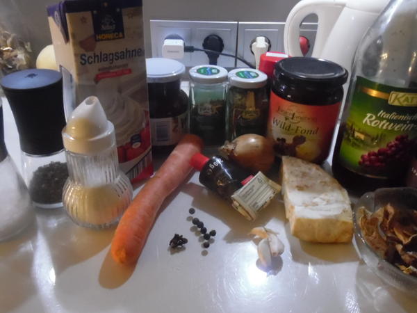 Wildschwein Gulasch mit Preiselbeer Birne und Spätzle - einfach - von ...