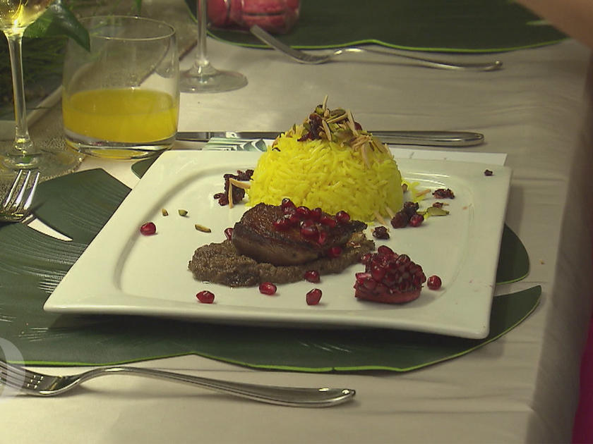 Safranreis garniert mit karamellisierten Berberitzen, gerösteten ...