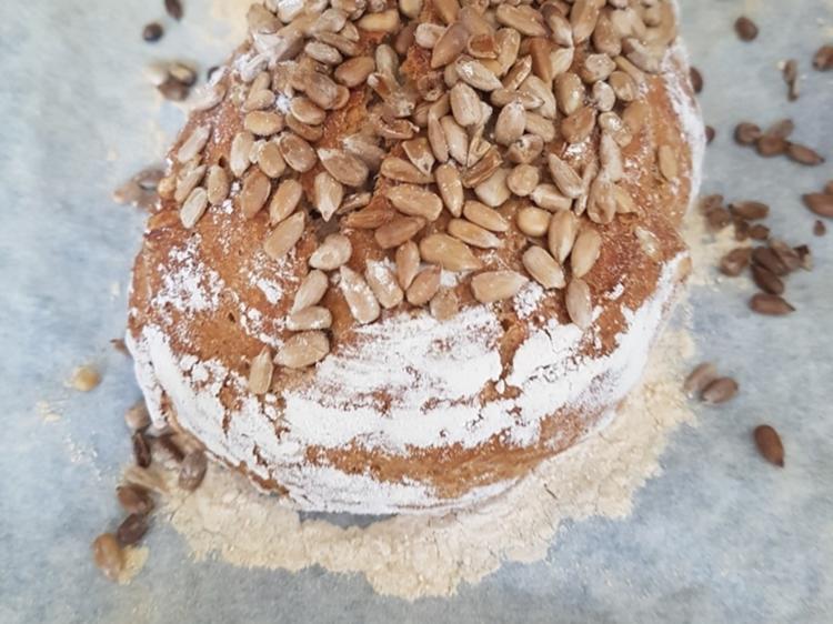 Roggenmischbrot mit Sonnenblumenkernen - Rezept - kochbar.de