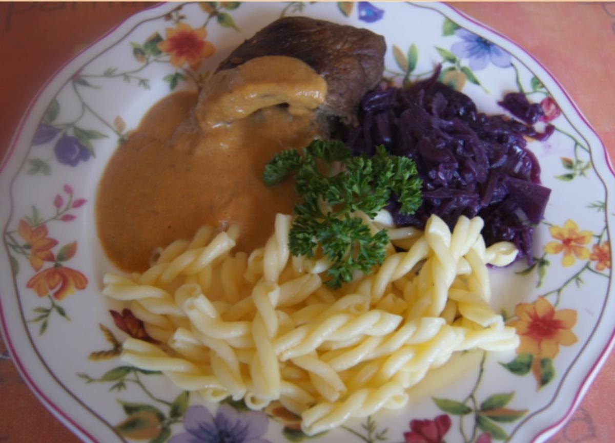 Rinderroulade mit herzhafter Sauce, Rotkohl und Nudeln - Rezept ...