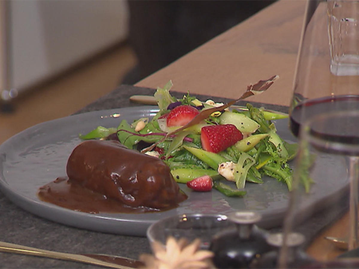 Kalbsroulade mit lauwarmem Sommersalat, Parmasegel und selbstgemachtem ...