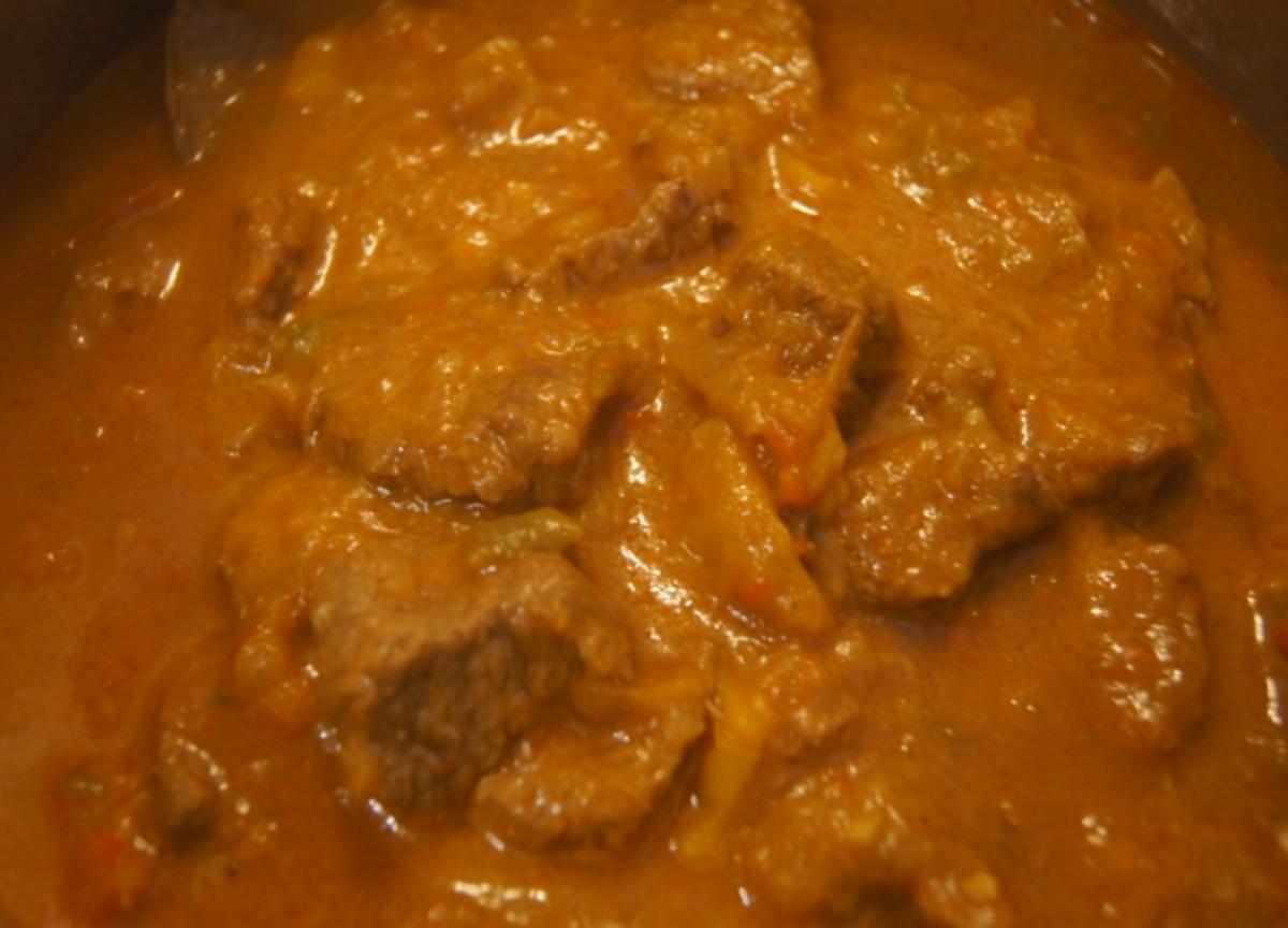 Rindergulasch für 12 Personen - Rezept - kochbar.de