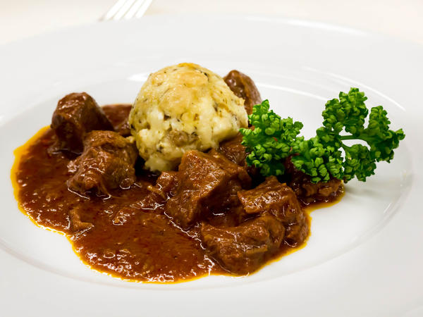 Hirschgulasch mit Kartoffelknödel