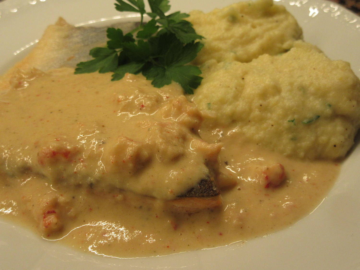 Fisch: Seesaibling mit Krebsfleischsoße und Wurzelpüree - Rezept ...