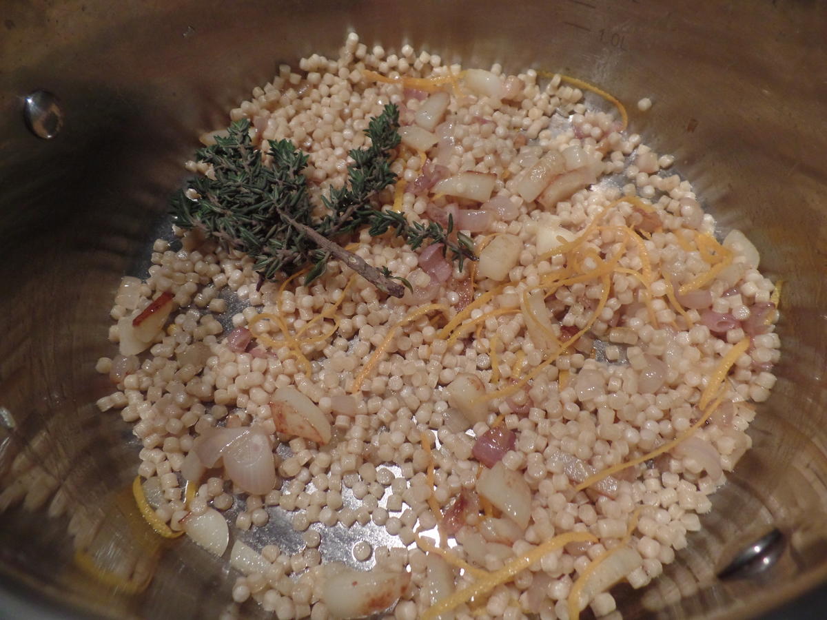 Fregola Sarda -Pasta Risotto mit Zucchininudeln, Tomaten und Fetakäse ...