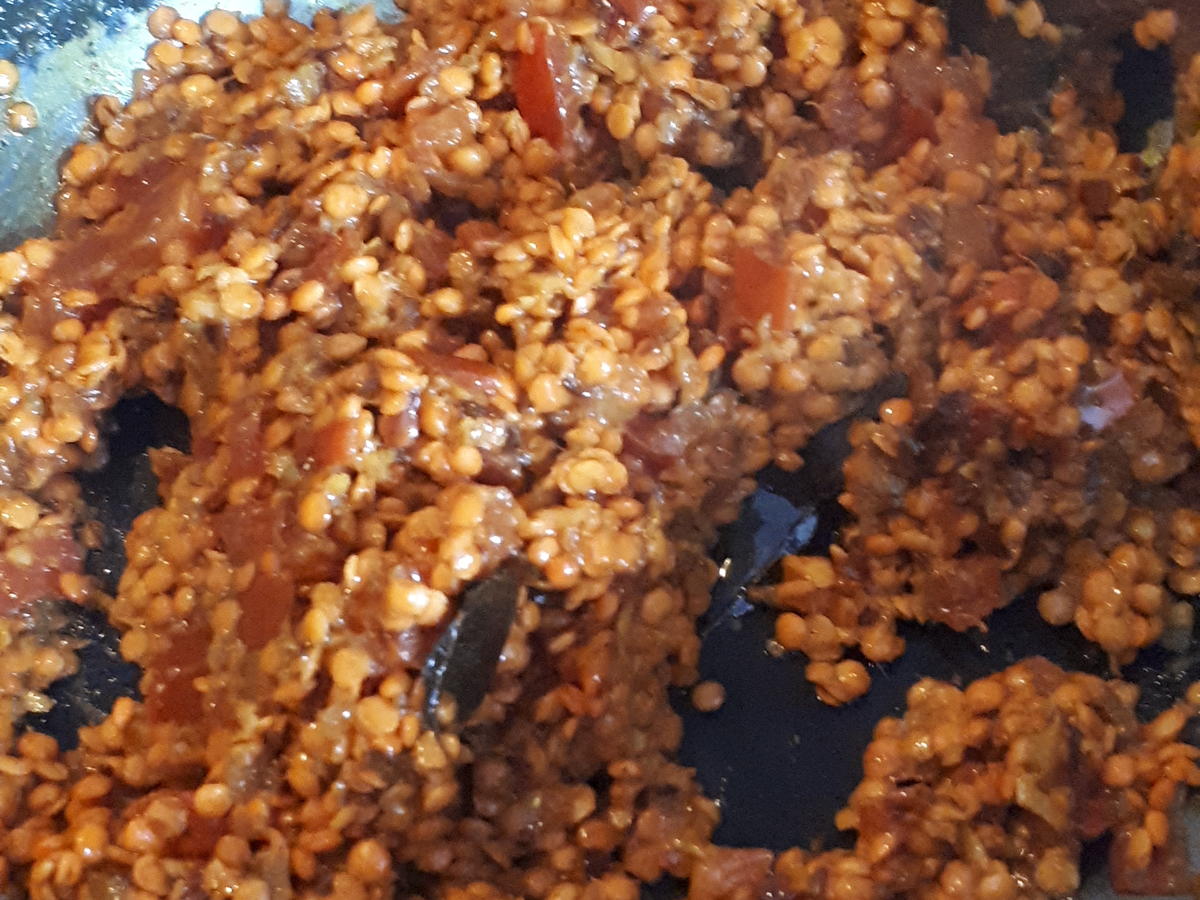 Indisch: Masoor Dal, Masala Kanda at plain Paratha - einfach - von Coly ...