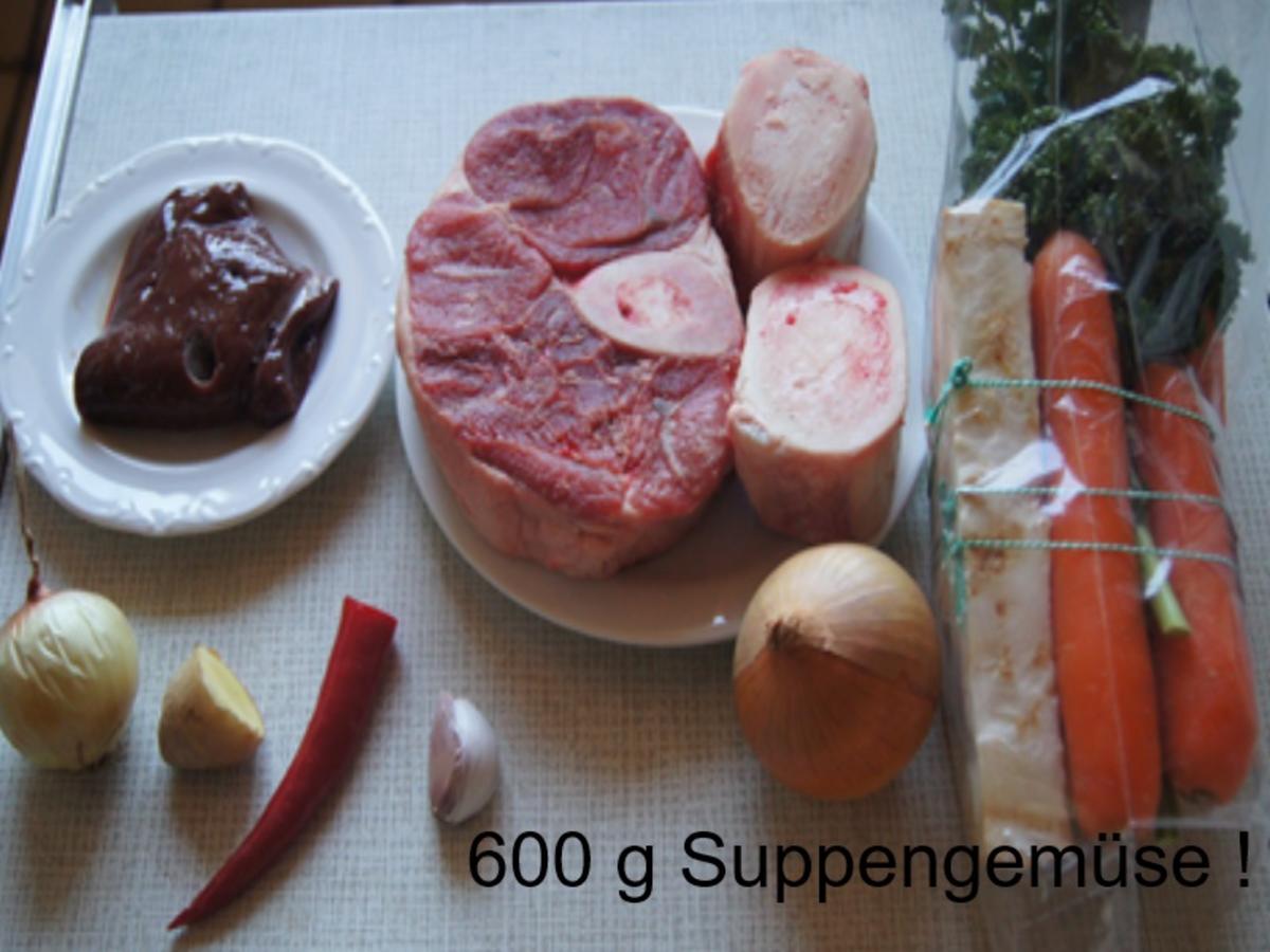 Rindfleischsuppe mit Beinscheibe, Markknochen, Gemüse und Leberknödel ...