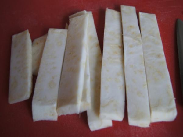 Rindfleischsuppe mit Beinscheibe, Markknochen, Gemüse und Leberknödel ...