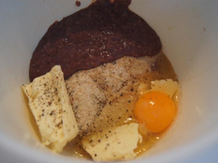 Rindfleischsuppe mit Beinscheibe, Markknochen, Gemüse und Leberknödel ...