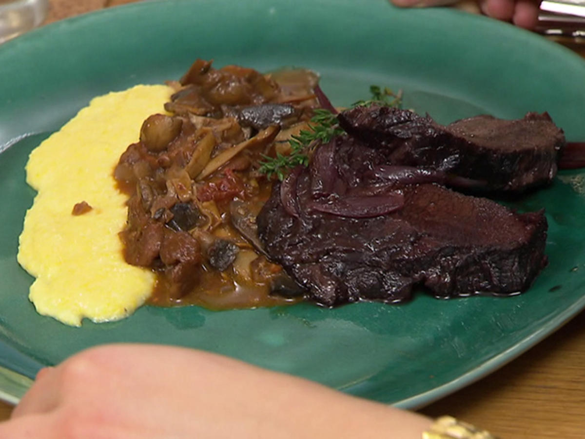 Geschmorte Ochsenbacken mit Portwein Jus, Polenta und Pilzsauce - von ...