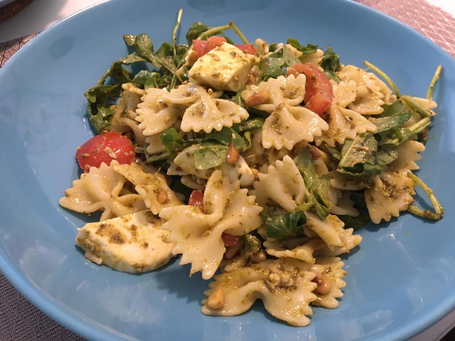 Farfalle-Nudelsalat mit Pesto und Rukola - Rezept - kochbar.de